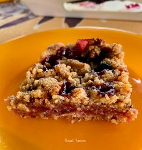 La tarte crumble aux fruits rouges et noix de pécan - Sweet Kwisine